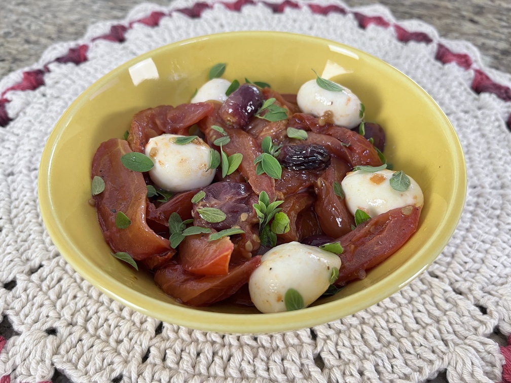 MUÇARELA DE BÚFALA COM TOMATE E UVAS – Mãozinha na Cozinha