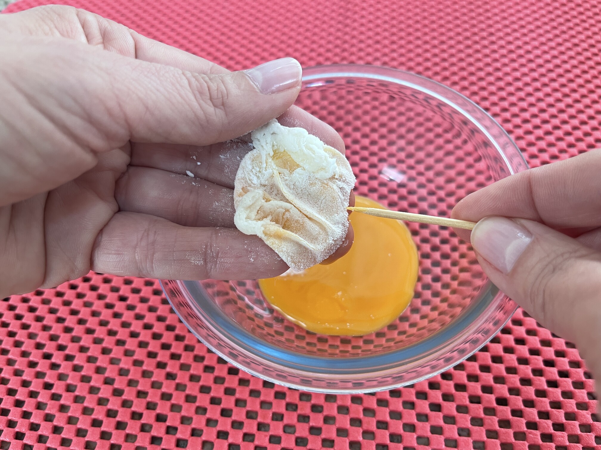 COMO TIRAR A PELE DA GEMA DO OVO – Mãozinha na Cozinha